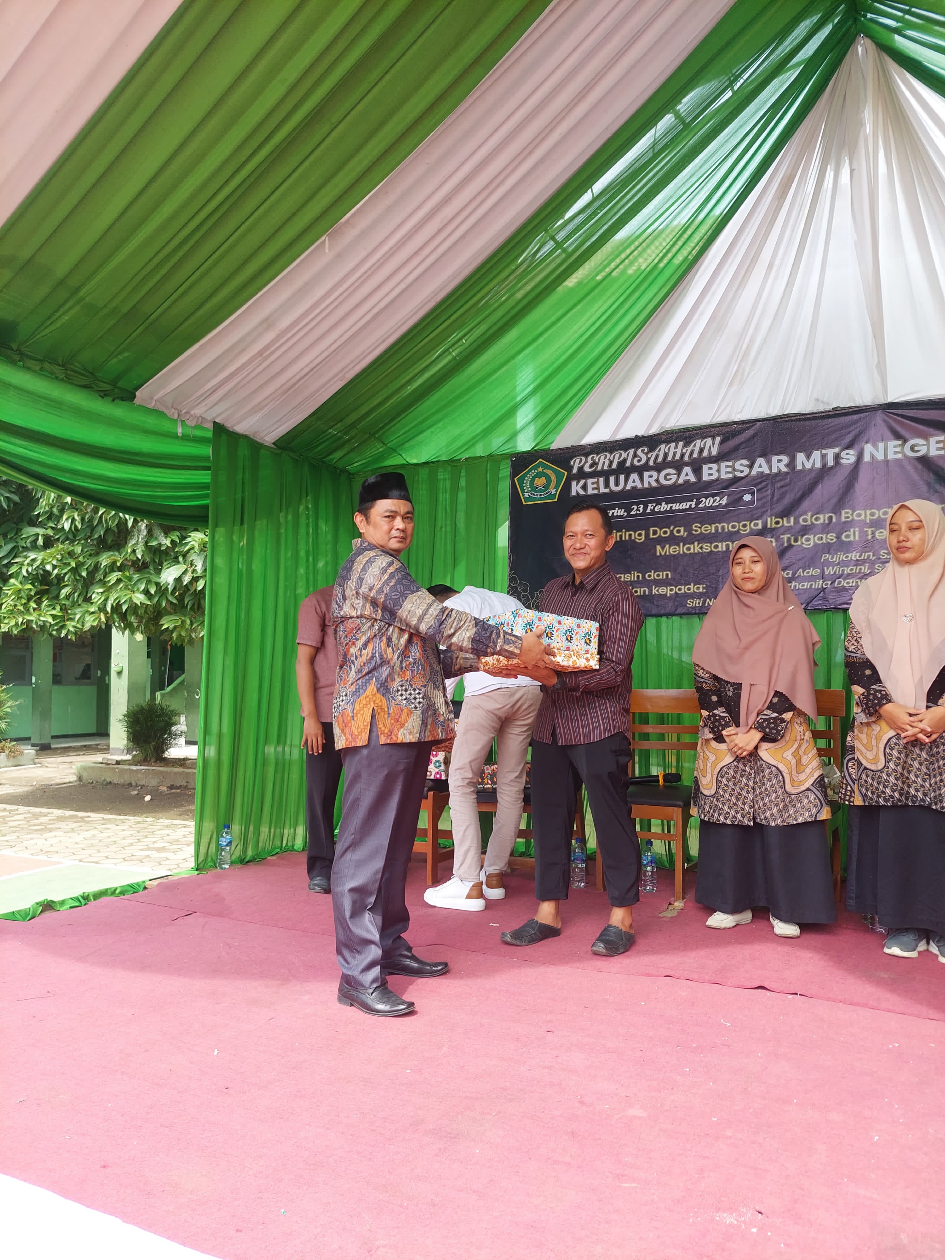 MTs Negeri 4 Bogor Mengadakan Perpisahan 7 Guru Terbaiknya | MTs Negeri ...